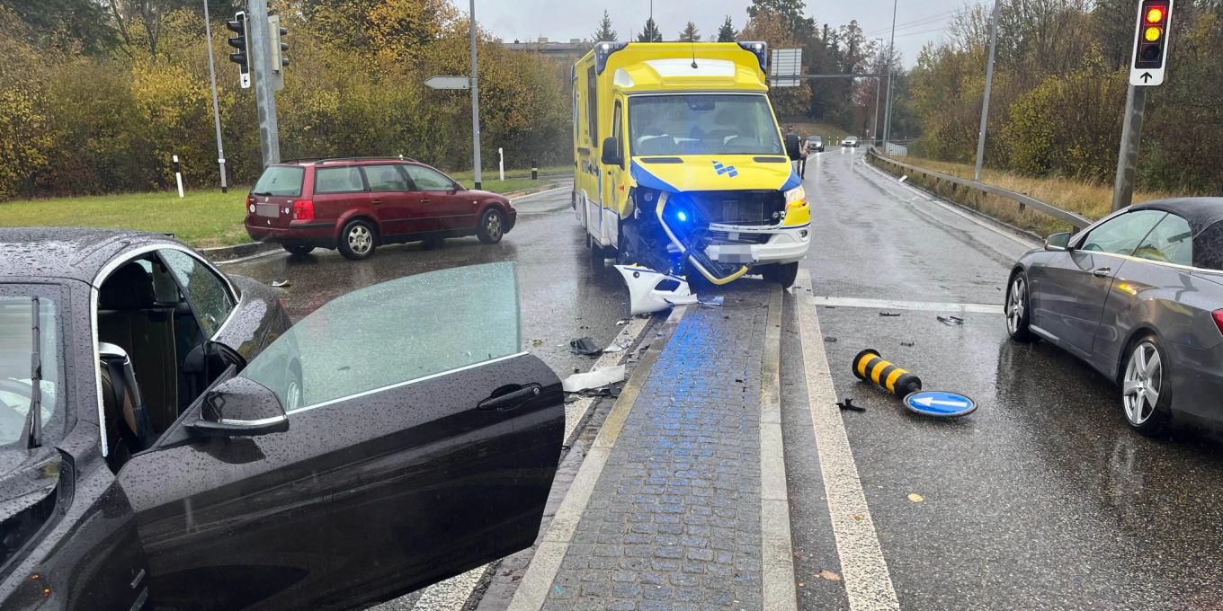 Zwei Verletzte: Rettungswagen kollidiert in Wil SG mit Auto | Nau.ch