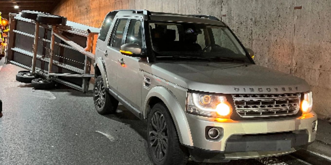 A2 / Muttenz BL: Lenker mit Anhänger kollidiert mit Tunnelwand | Nau.ch