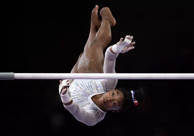 US-Turnstar Simone Biles zieht sich im Handstand die Hosen aus | Nau.ch