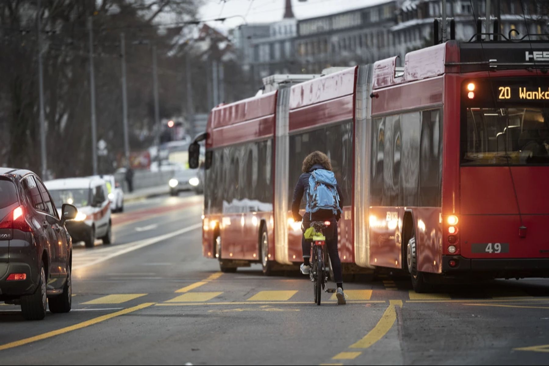 Bernerin blockiert Bus-Tür und legt sich mit Chauffeur an | Nau.ch