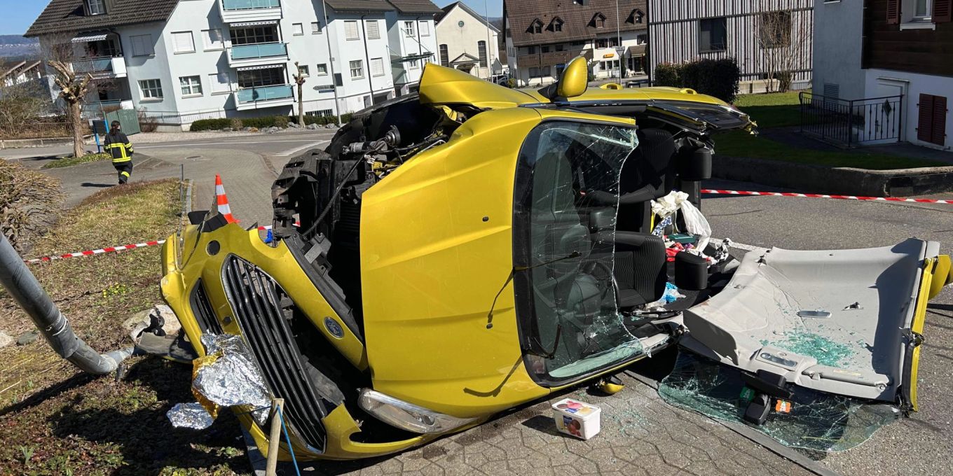 Frau (63) wird nach Unfall in Mühlau aus Auto befreit | Nau.ch