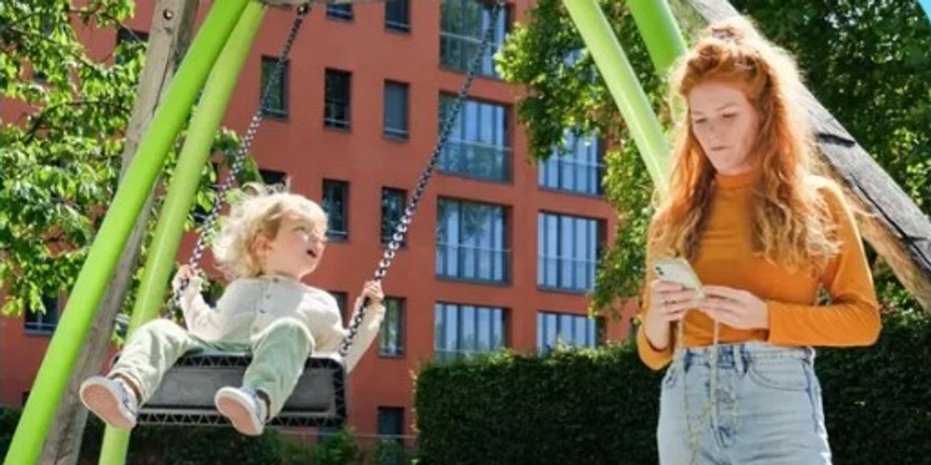 Handy statt Kind: Sind diese Plakate elternfeindlich? | Nau.ch