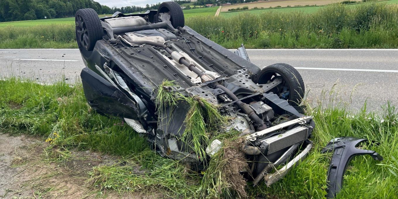 Lupfig AG: Auto landet nach heftiger Kollision mit Traktor auf Dach | Nau.ch