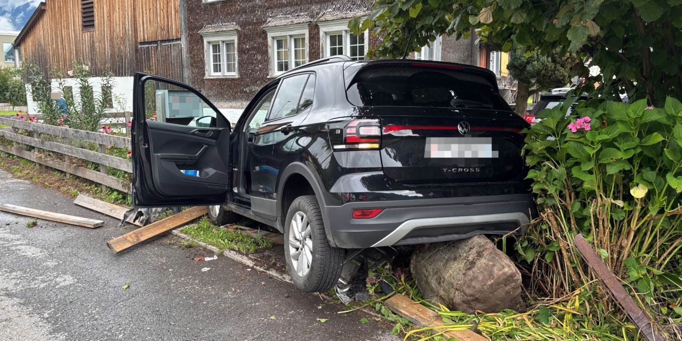 Flums SG: Autofahrerin (86) prallt in Stein und Gartenzaun | Nau.ch