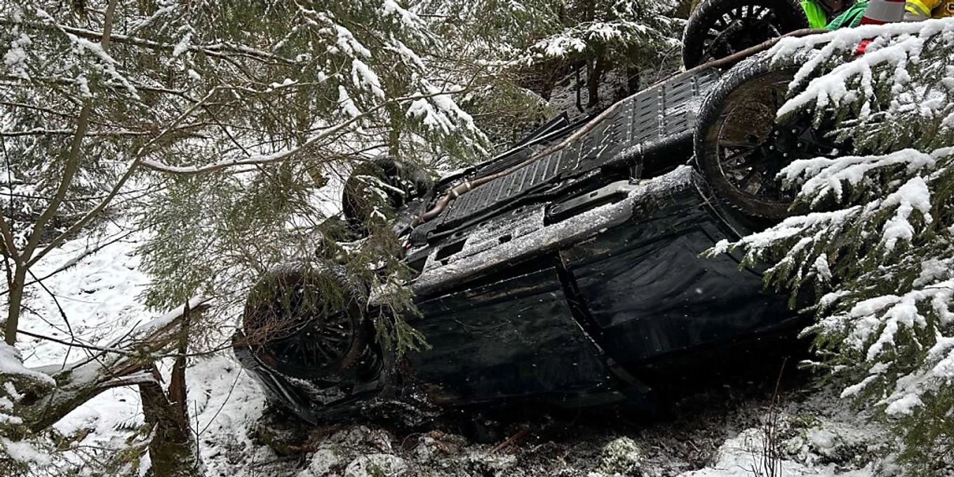 Auto stürzt im Kanton Schwyz 20 Meter in die Tiefe - eine Verletzte ...