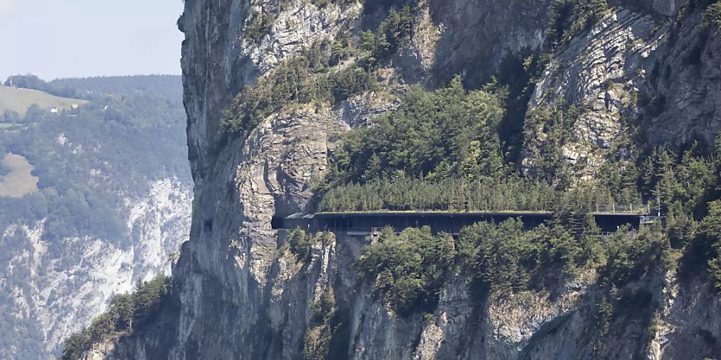 Axenstrasse nach Steinschlag wieder befahrbar