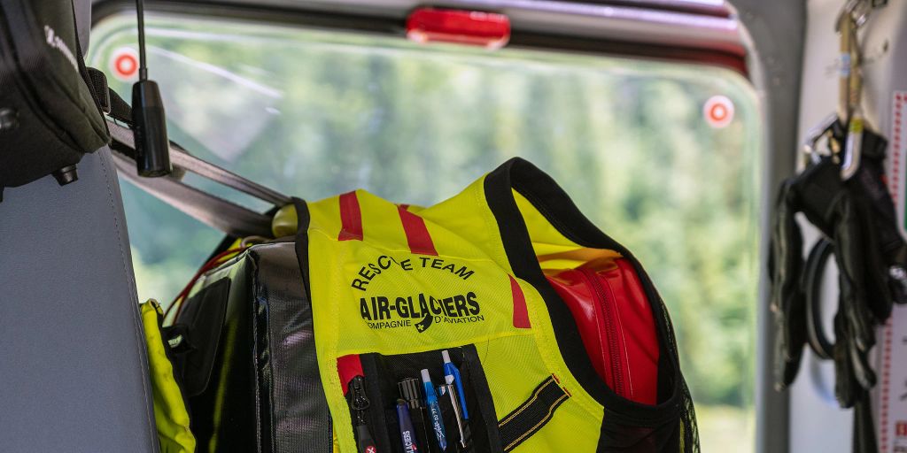 Thierachern BE: Motorradfahrer prallt in Linienbus in Thierachern BE