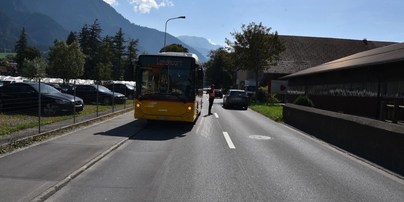 Landquart GR: Bub (8) rennt Ball nach und wird von Postauto erfasst | Nau.ch