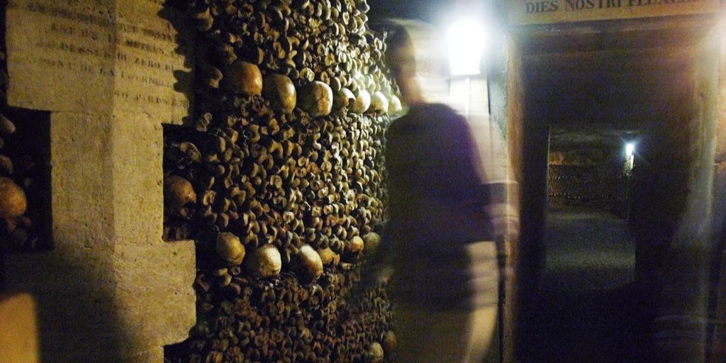 An Halloween dringen 200 Menschen in Pariser Katakomben ein