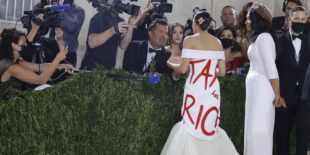Alexandria Ocasio-Cortez «AOC» trägt provokantes Kleid an Met Gala