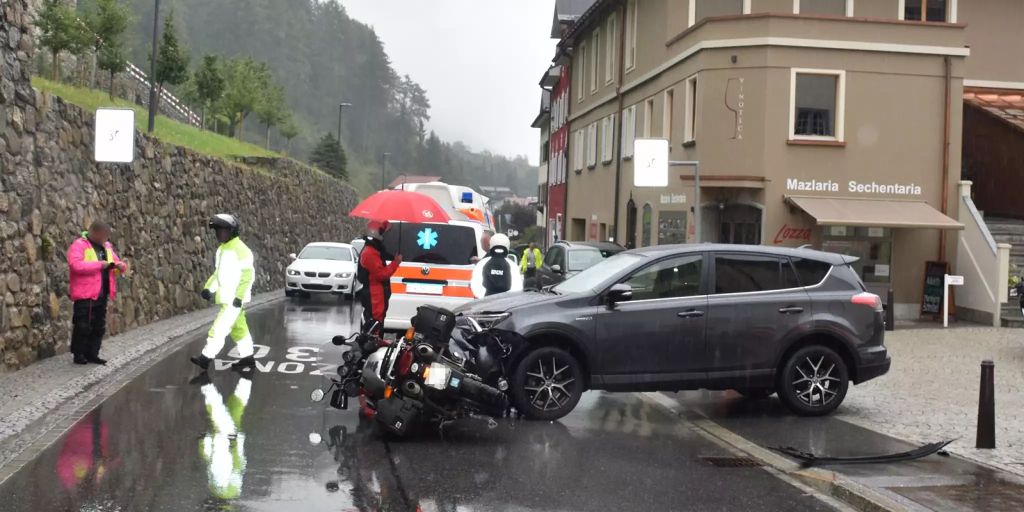 Disentis/Mustér: Kollision zwischen Auto und Motorrad Disentis/Mustér: Kollision zwischen Auto und Motorrad