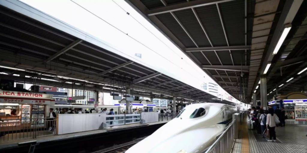 Japanischer Hochgeschwindigkeitszug fährt bei 280 km/h mit offener Tür